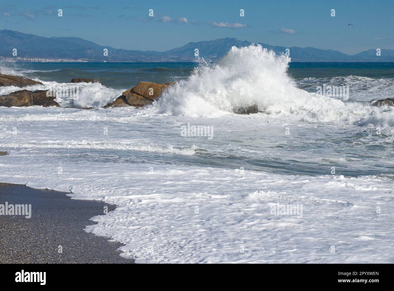 Espuma de olas de playa hi-res stock photography and images - Alamy