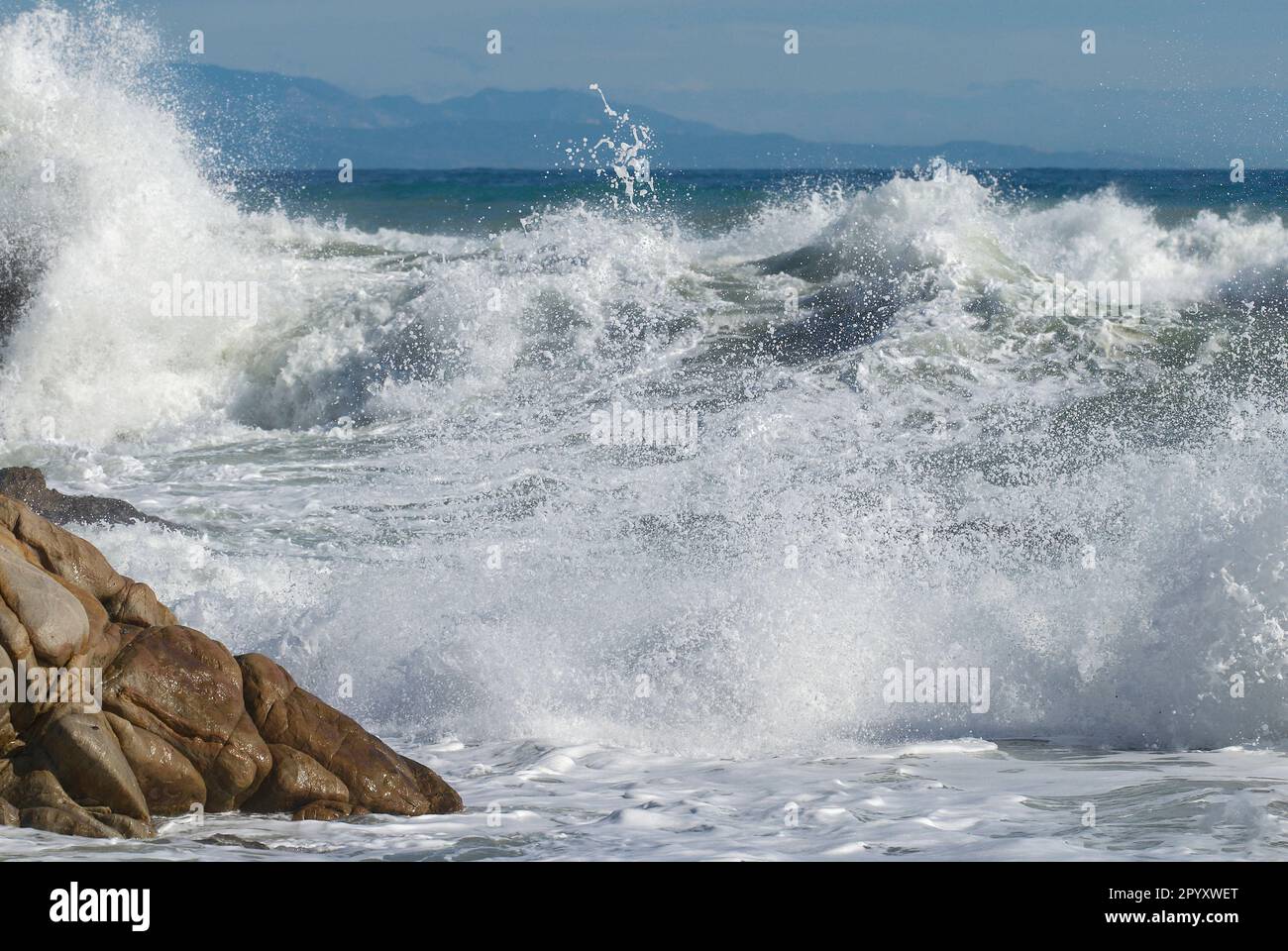 Espuma de olas de playa hi-res stock photography and images - Alamy