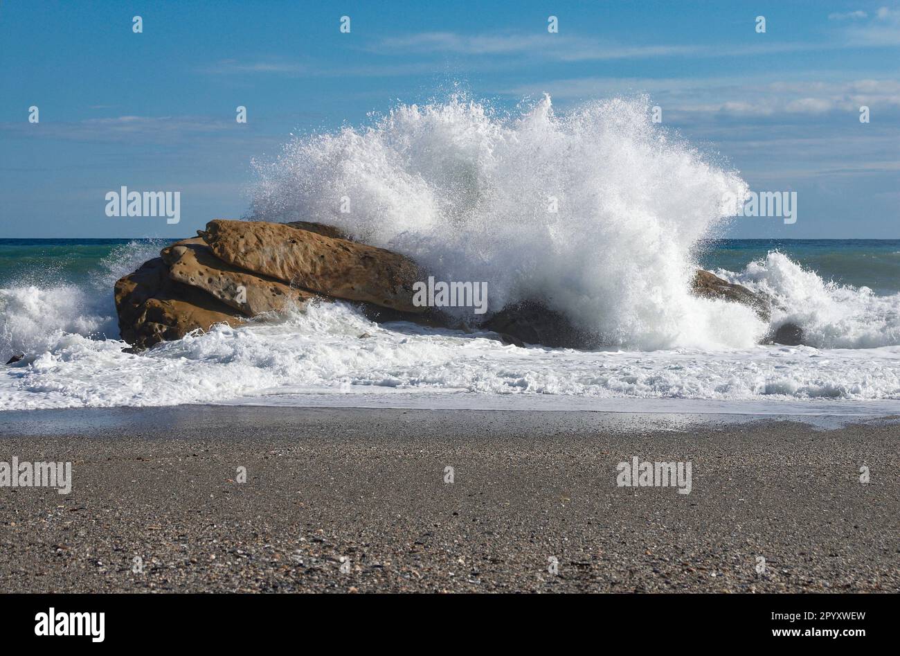 Espuma de olas de playa hi-res stock photography and images - Alamy