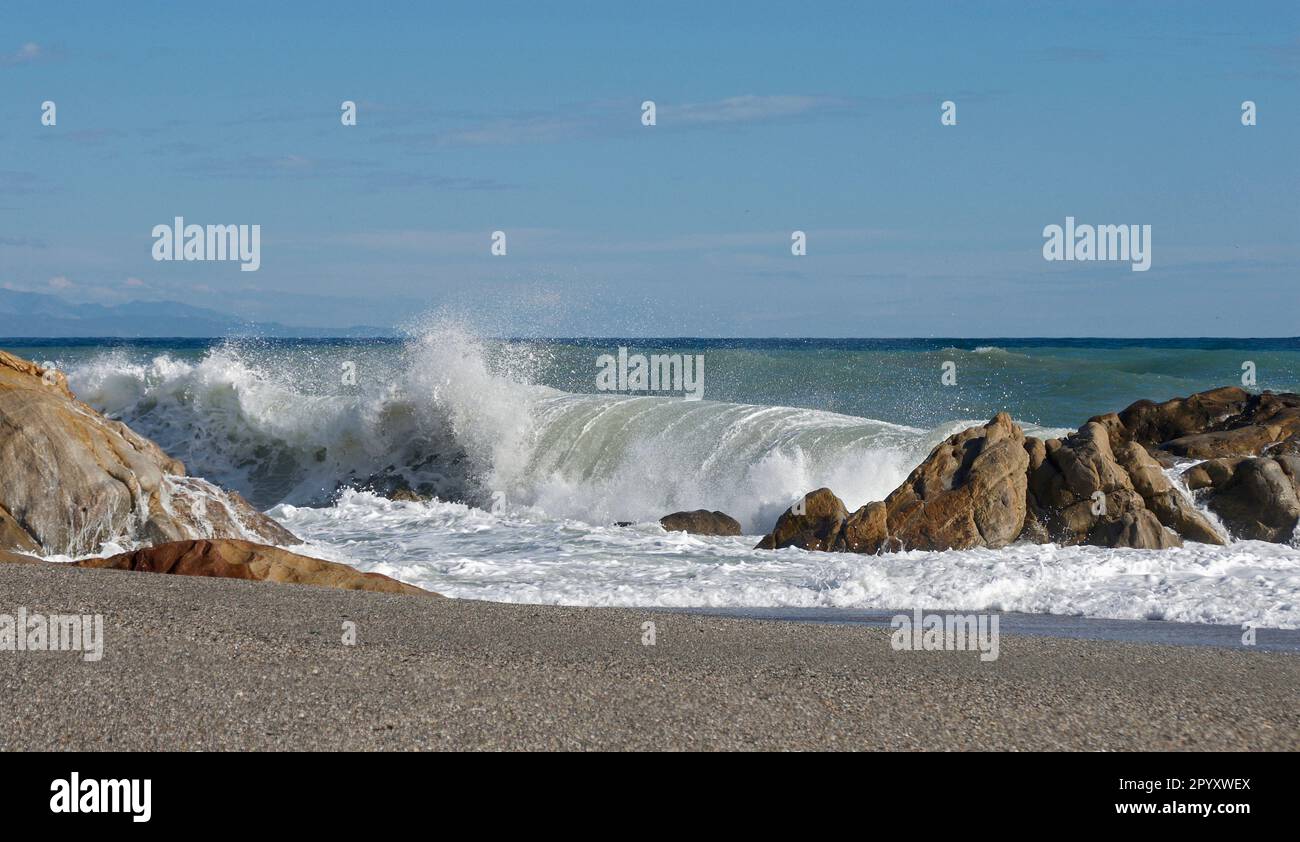 Espuma de olas de playa hi-res stock photography and images - Alamy
