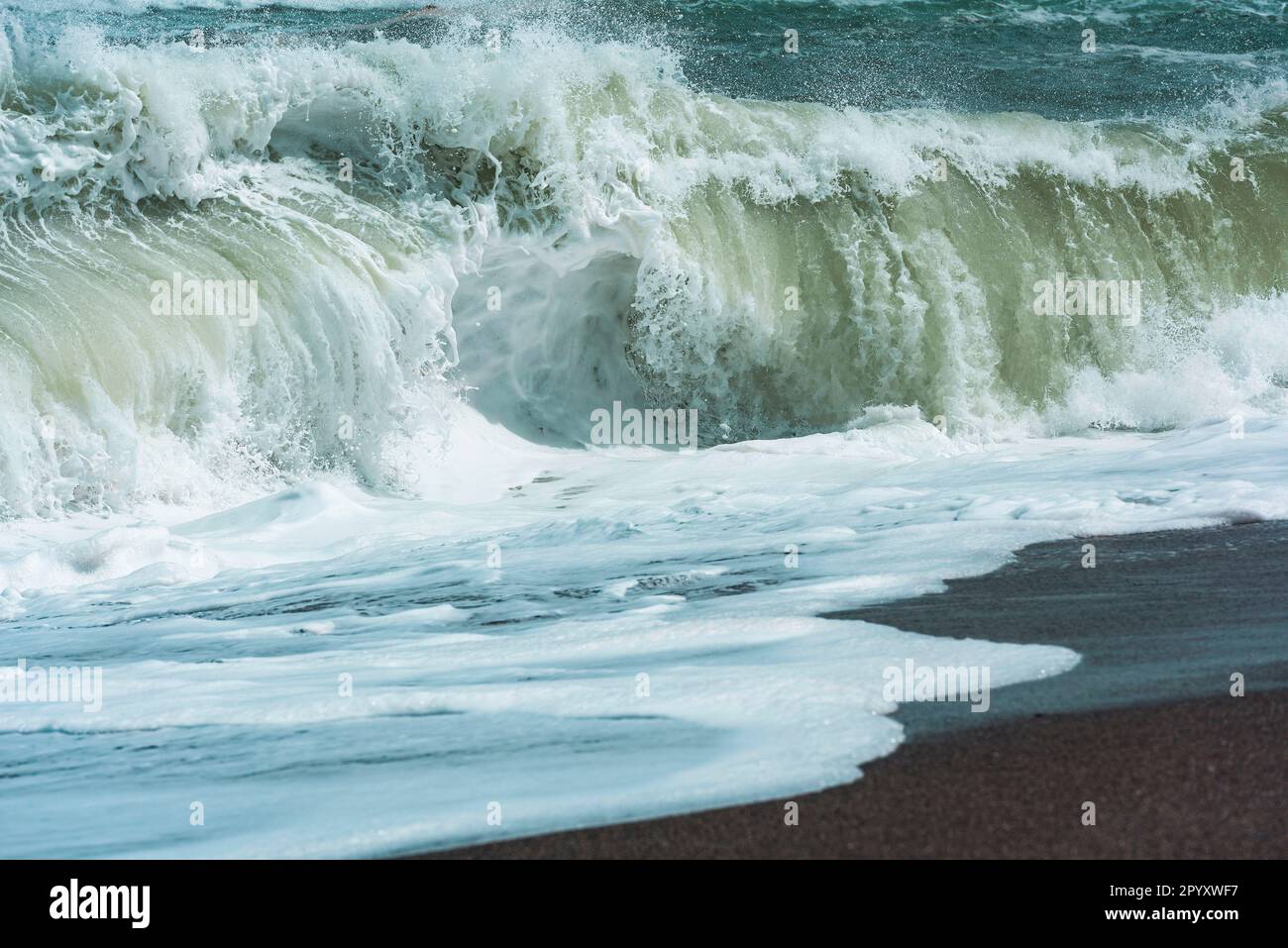 Espuma de olas de playa hi-res stock photography and images - Alamy