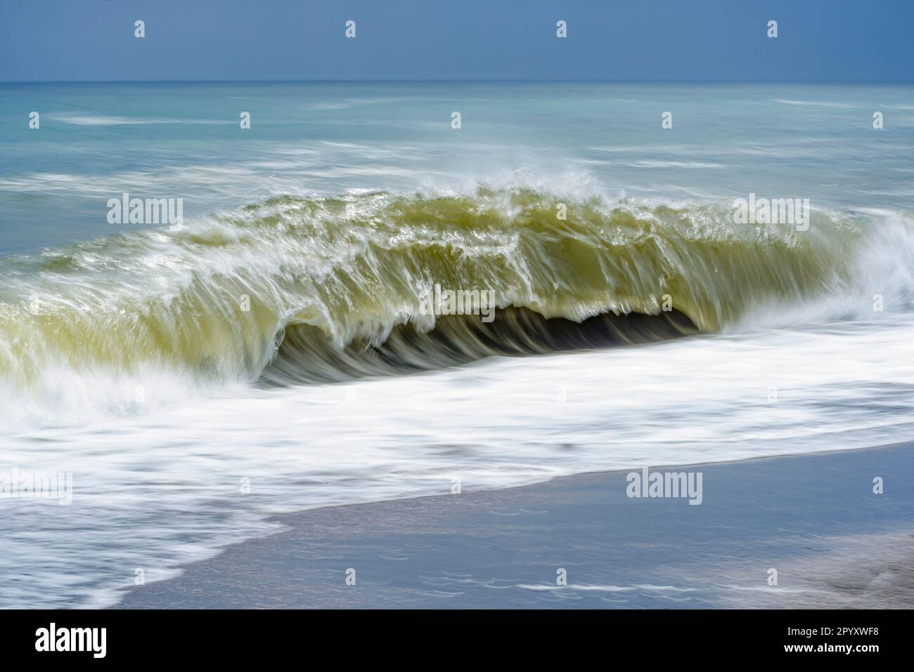 Espuma de olas de playa hi-res stock photography and images - Alamy
