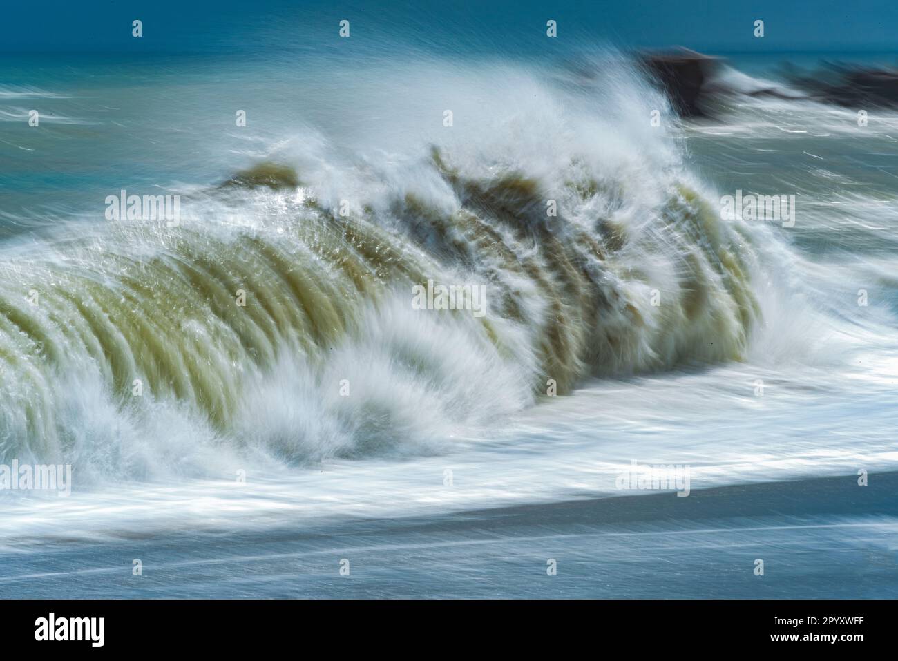 Espuma de olas de playa hi-res stock photography and images - Alamy