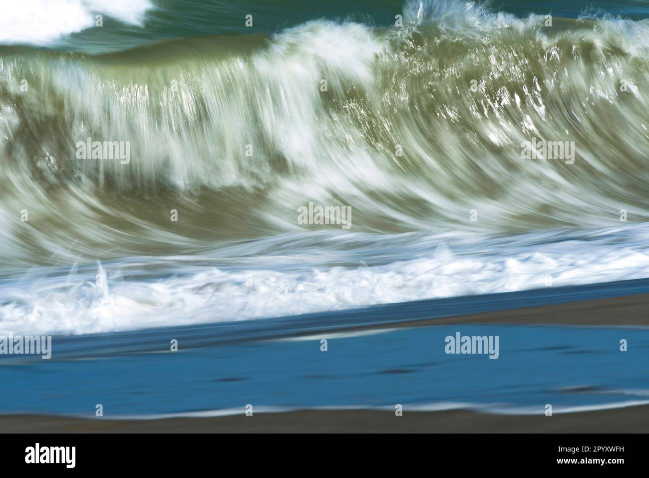 Espuma de olas de playa hi-res stock photography and images - Alamy