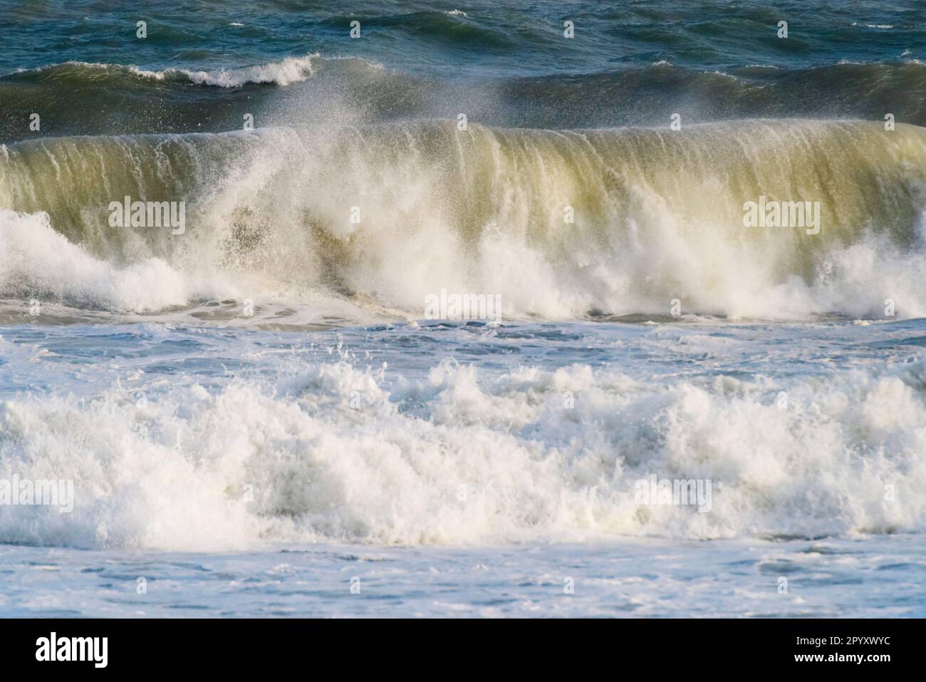 Bonitas olas rompiendo en la orilla Stock Photo - Alamy