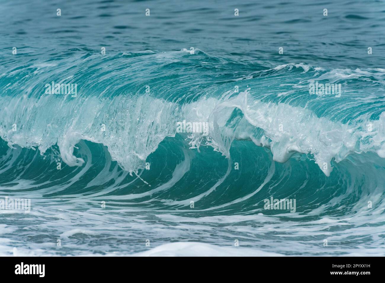 Bonitas olas rompiendo en la orilla Stock Photo - Alamy