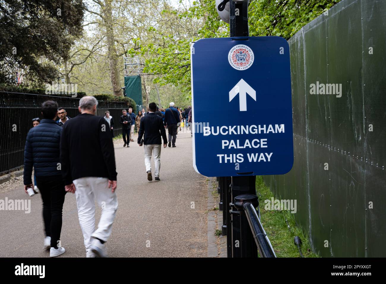 London, UK. 04th May, 2023. A sign with direction to Buckingham Palace ...