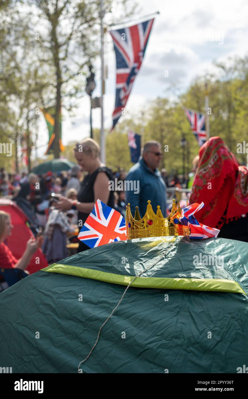 Crowds watching Coronation of King Charles lll Stock Photo - Alamy