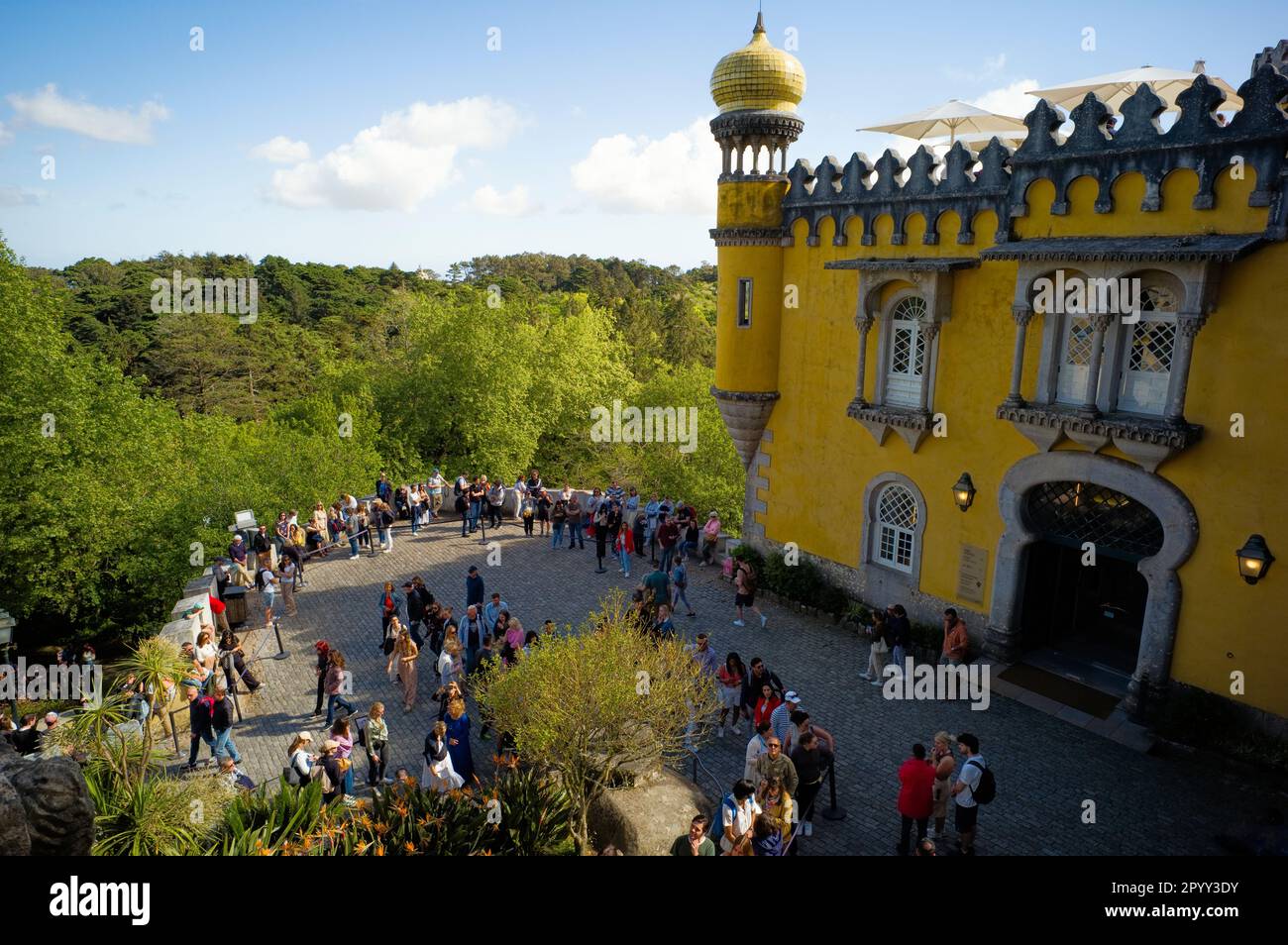 Long snaking queue hi-res stock photography and images - Alamy