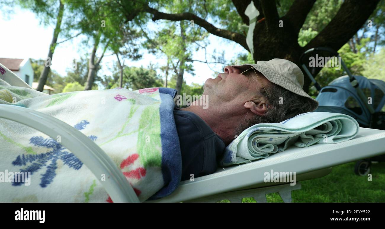 Man napping under a tree hi-res stock photography and images - Alamy