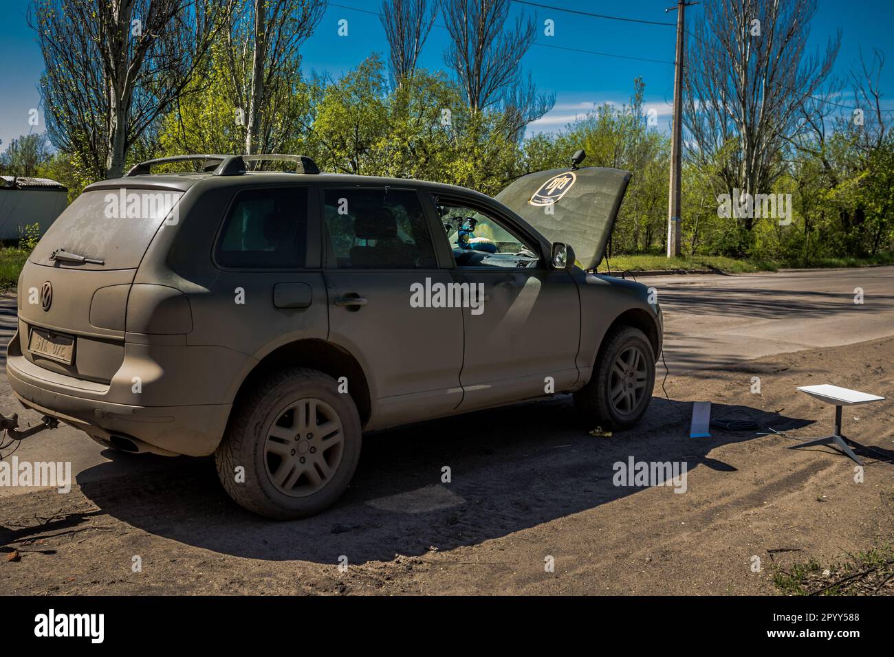 Ukrainian soldier using Starlink, a satellite internet constellation ...