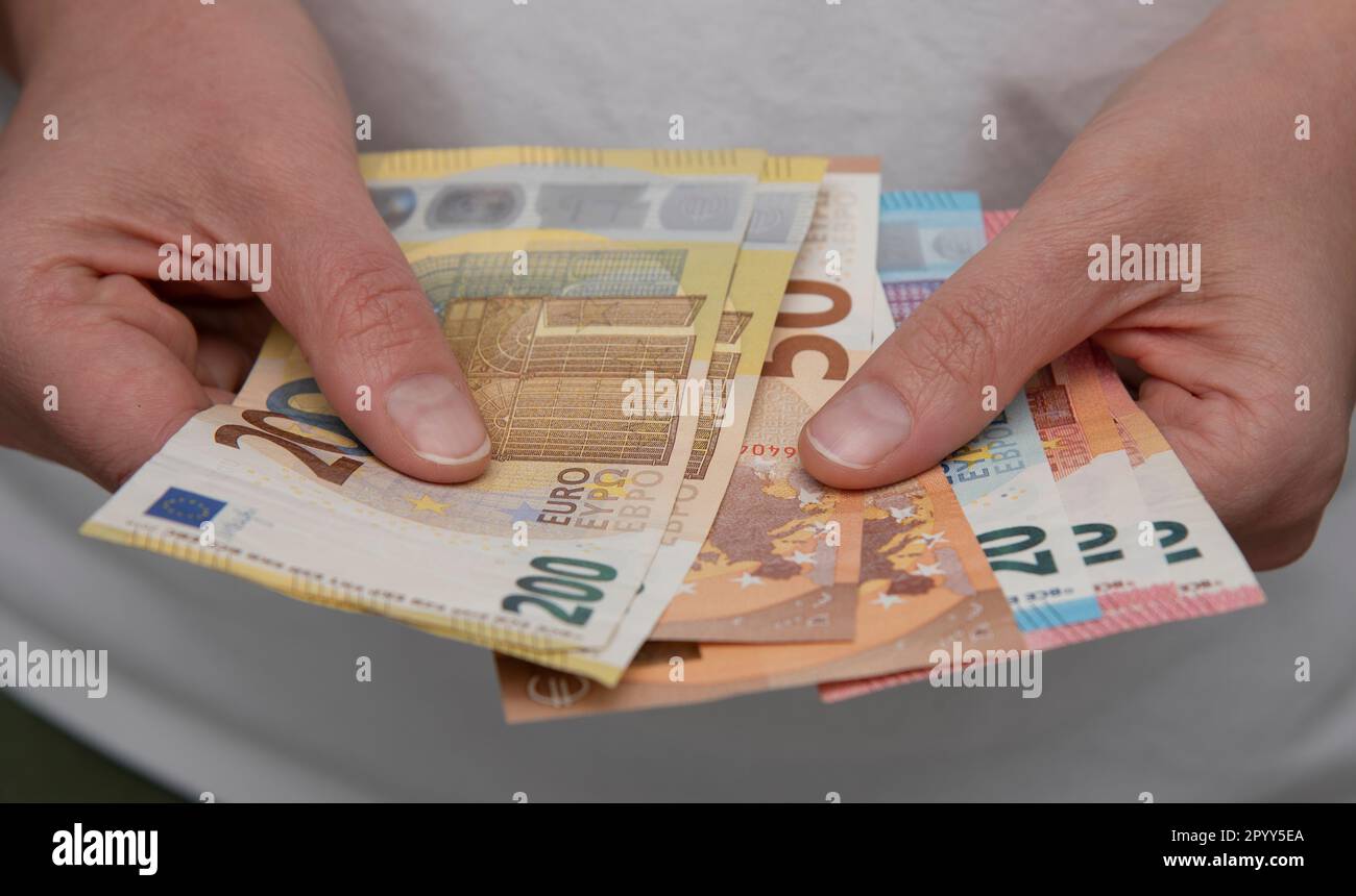 The hands of banknotes Stock Photo - Alamy