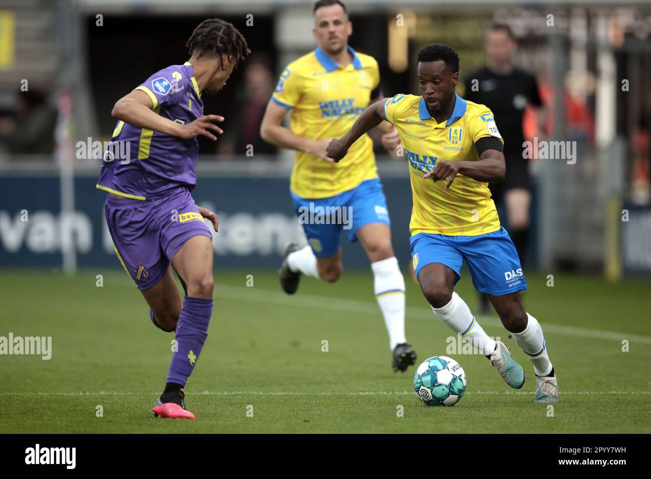 WAALWIJK - (l-r) Deron Payne of FC Volendam, Florian Jozefzoon of RKC ...