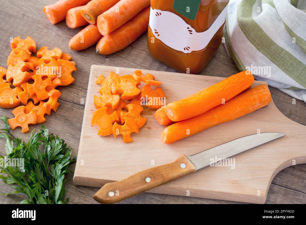 Board cut carrot knife hi-res stock photography and images - Alamy