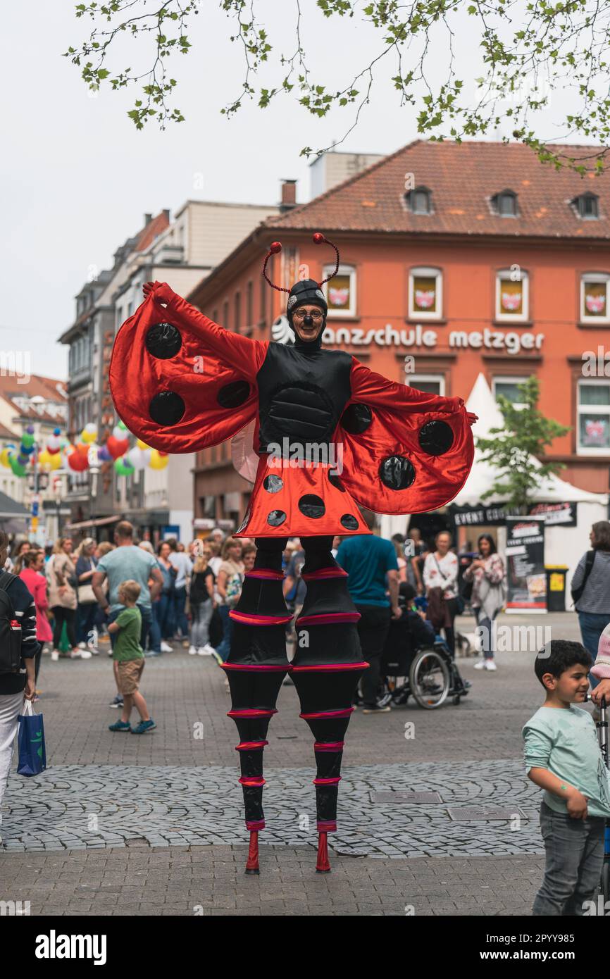 Kaiserslautern, Germany. 5th May, 2023. Artist from the Stilt-theatre ...