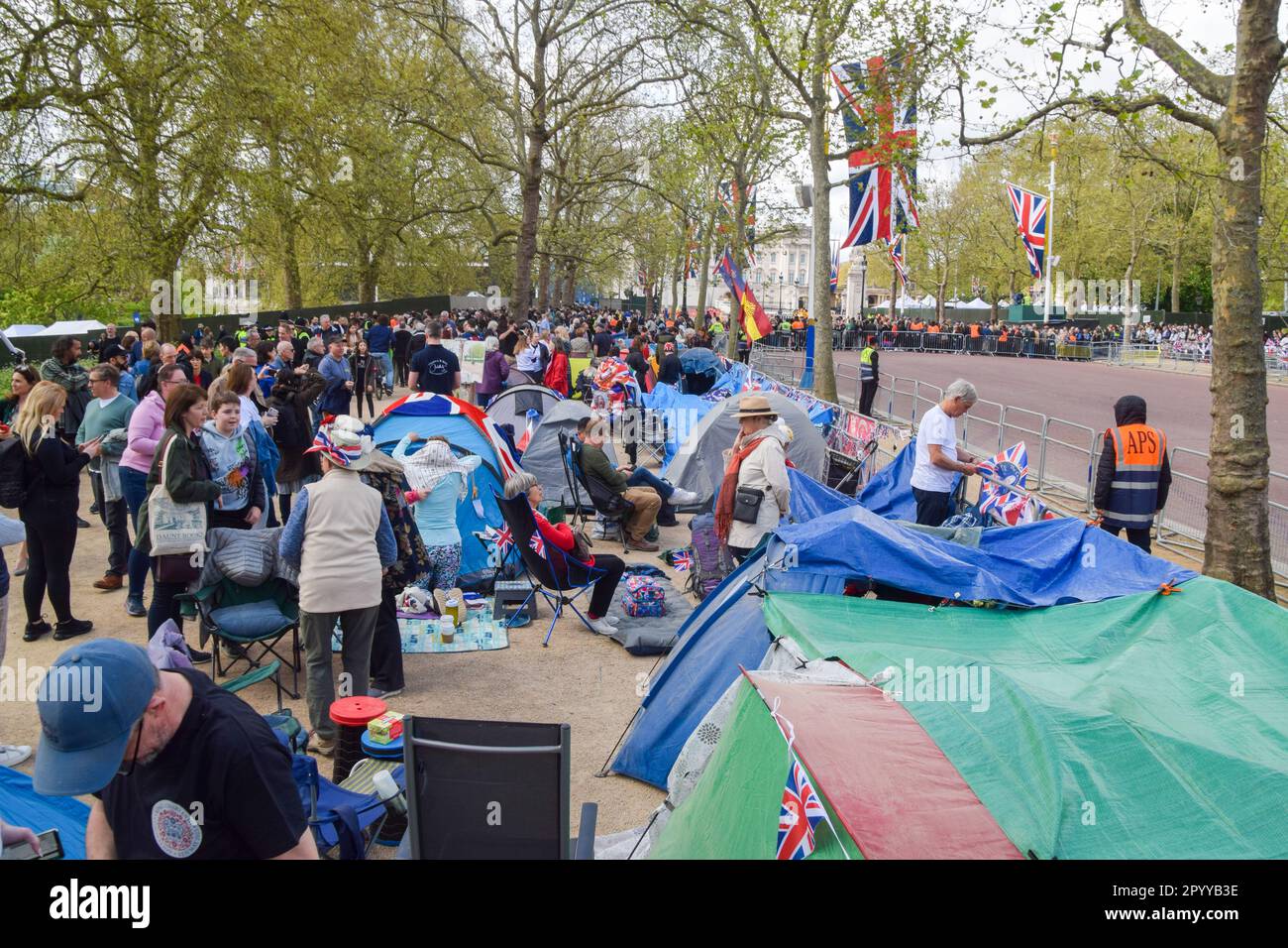 London, UK. 5th May 2023. Royal fans camp out on The Mall near ...