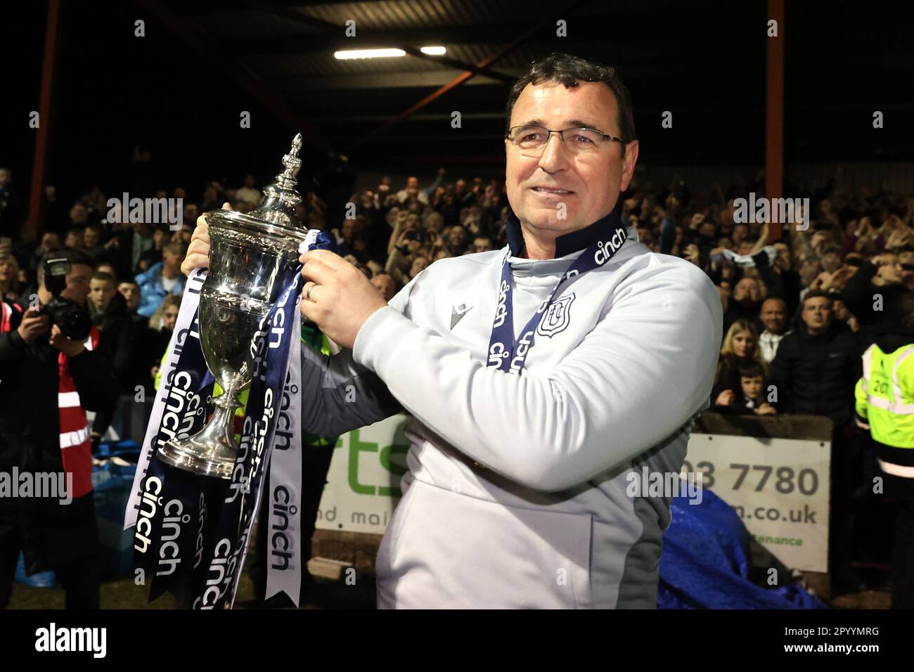 Dundee manaer Gary Bowyer celebrates with the trophy after winning the ...