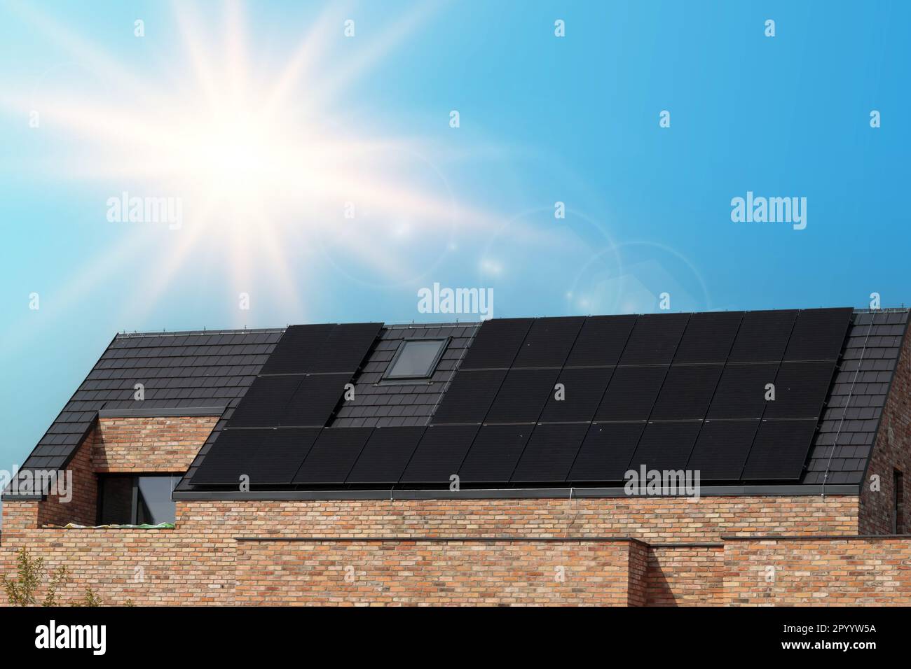 Black solar panels hi-res stock photography and images - Alamy