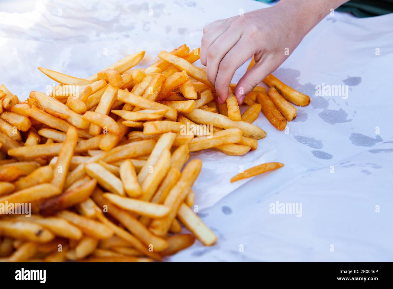 Chips paper hand hi-res stock photography and images - Alamy