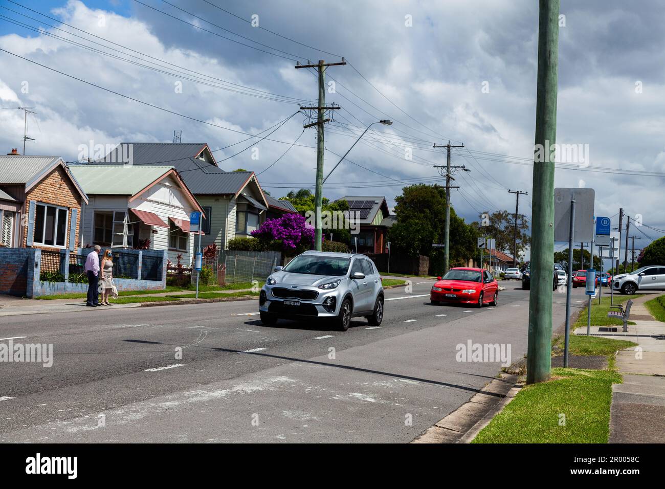 Pedestrian crossing on busy road hi-res stock photography and images ...