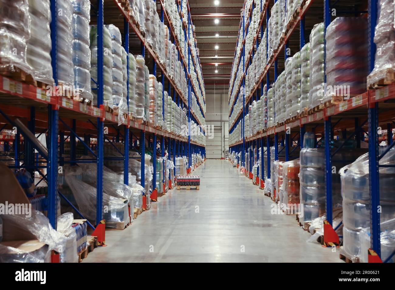Warehouse full cargo pallet racks hi-res stock photography and images ...