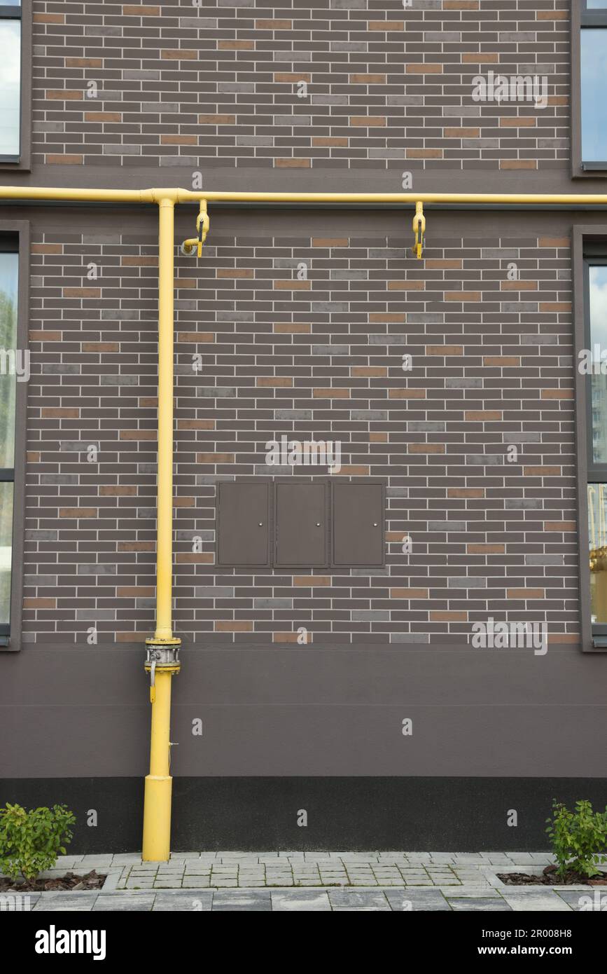 Gas production distribution pipes hi-res stock photography and images ...