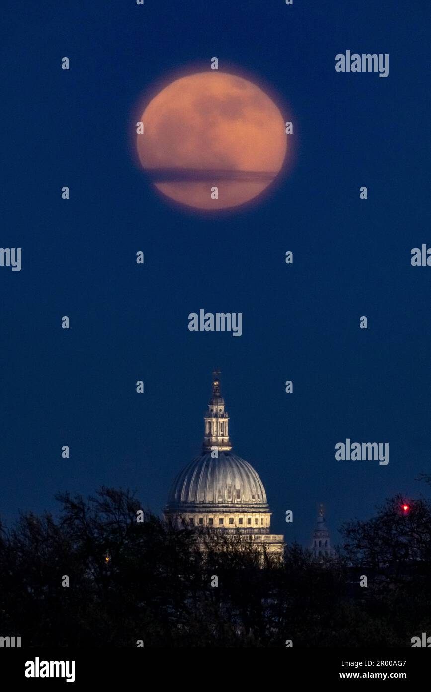 London, UK. 5th May 2023. UK Weather: Flower Moon rises over St Paul’s ...