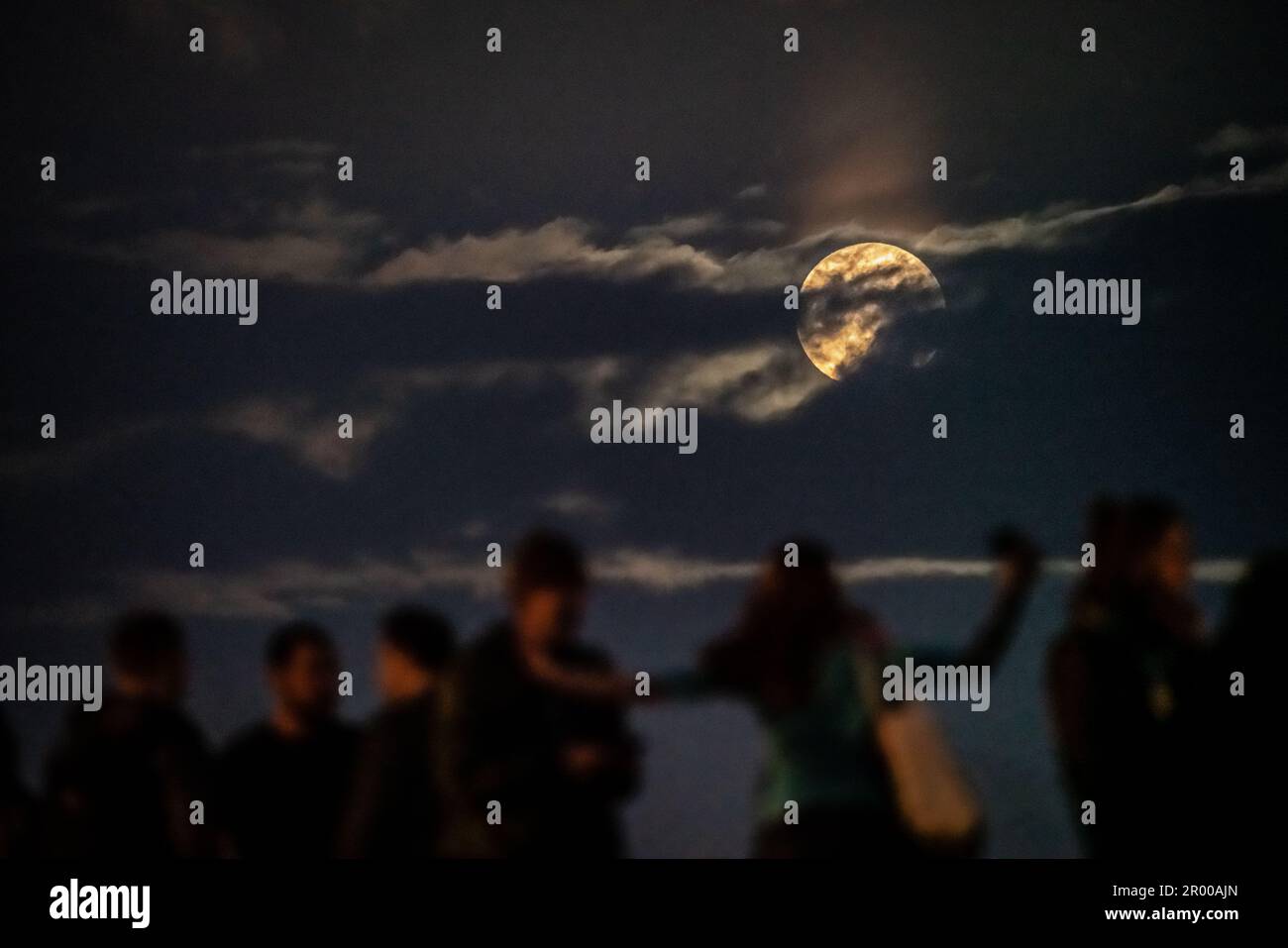 London, UK. 5th May 2023. UK Weather: Flower Moon rises over Primrose ...