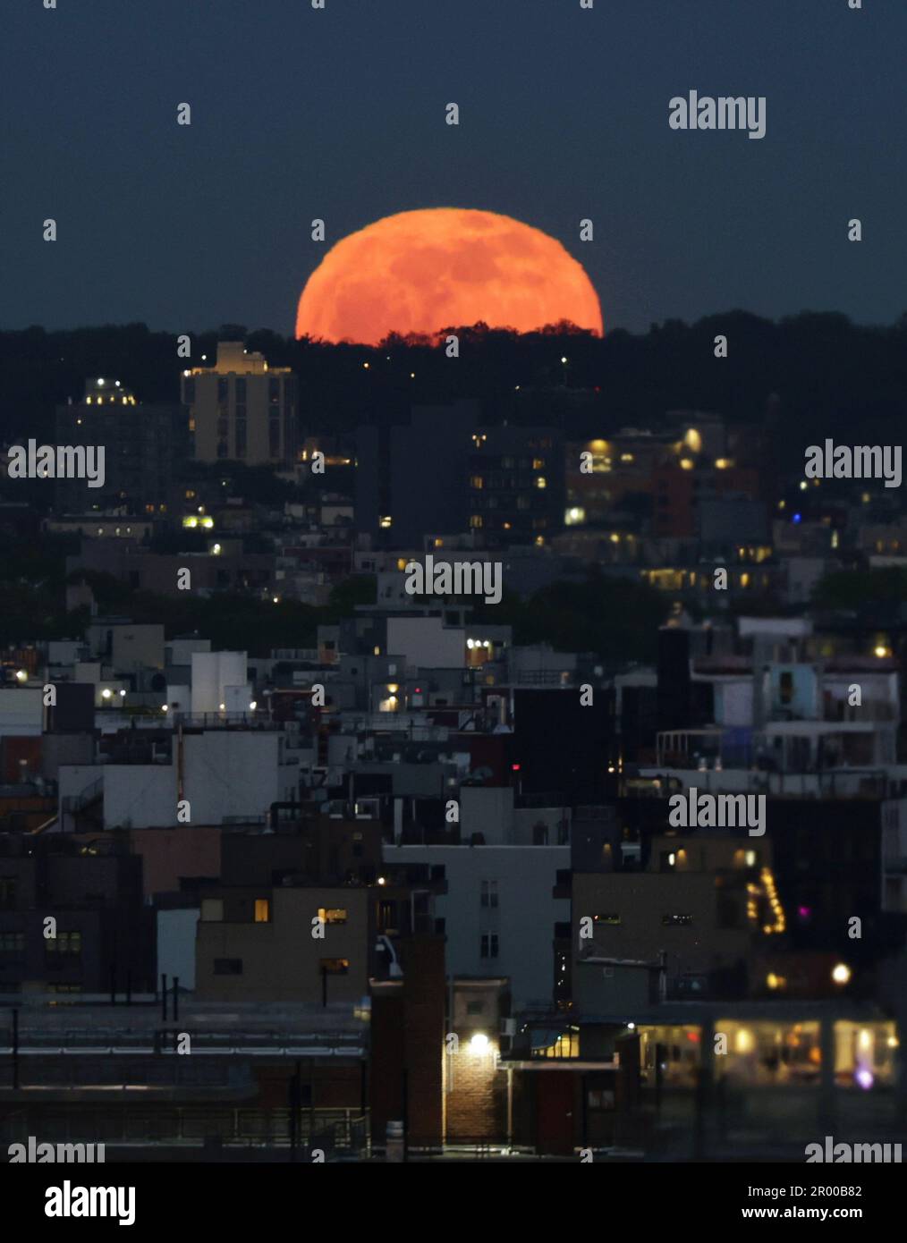New York, United States. 05th May, 2023. A full "Flower Moon" rises ...