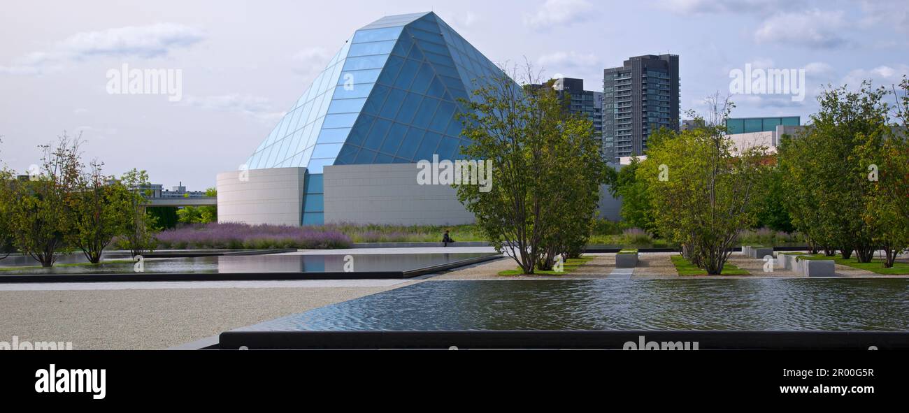 Web Banner - The exterior of the contemporary building with a water ...