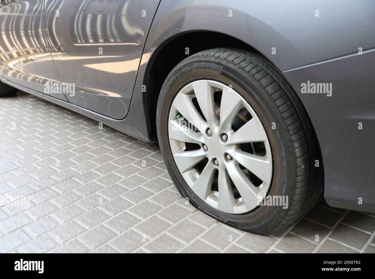 Car flat tire hi-res stock photography and images - Alamy