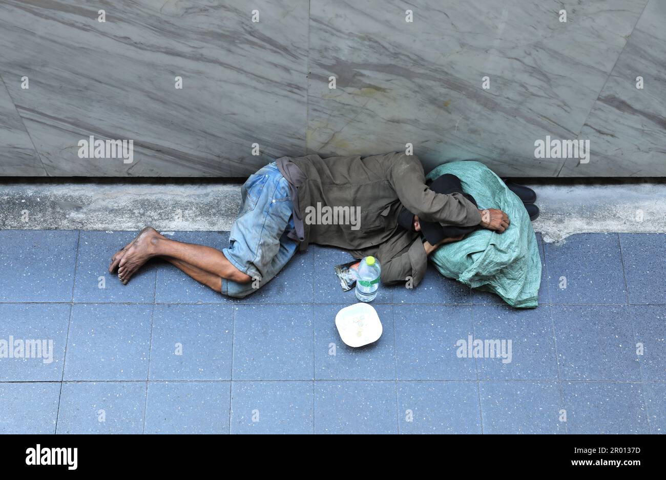 Poor people sleeping on footpath hi-res stock photography and images ...
