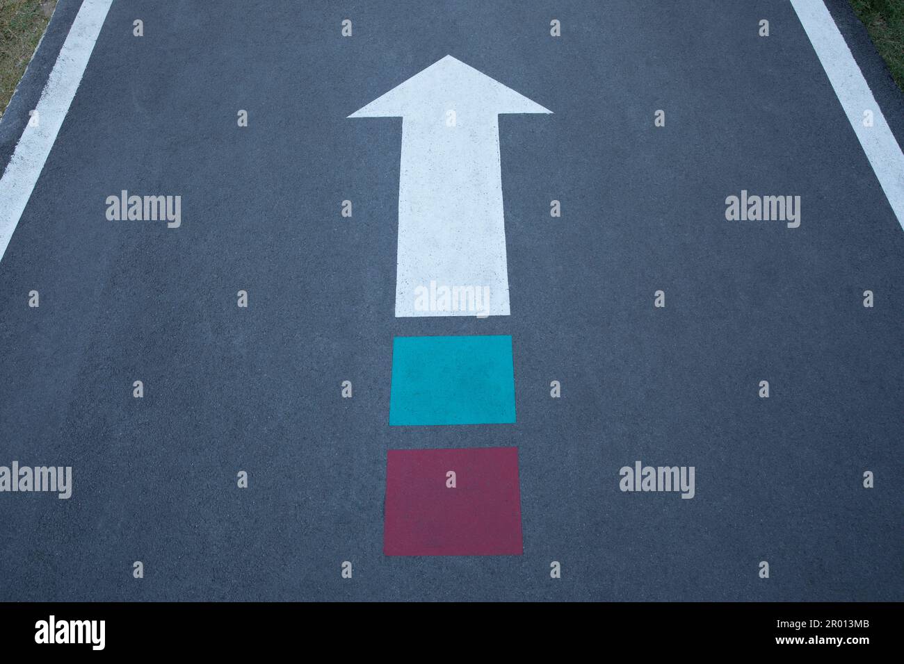 White arrow sign with green and red on the end Stock Photo - Alamy