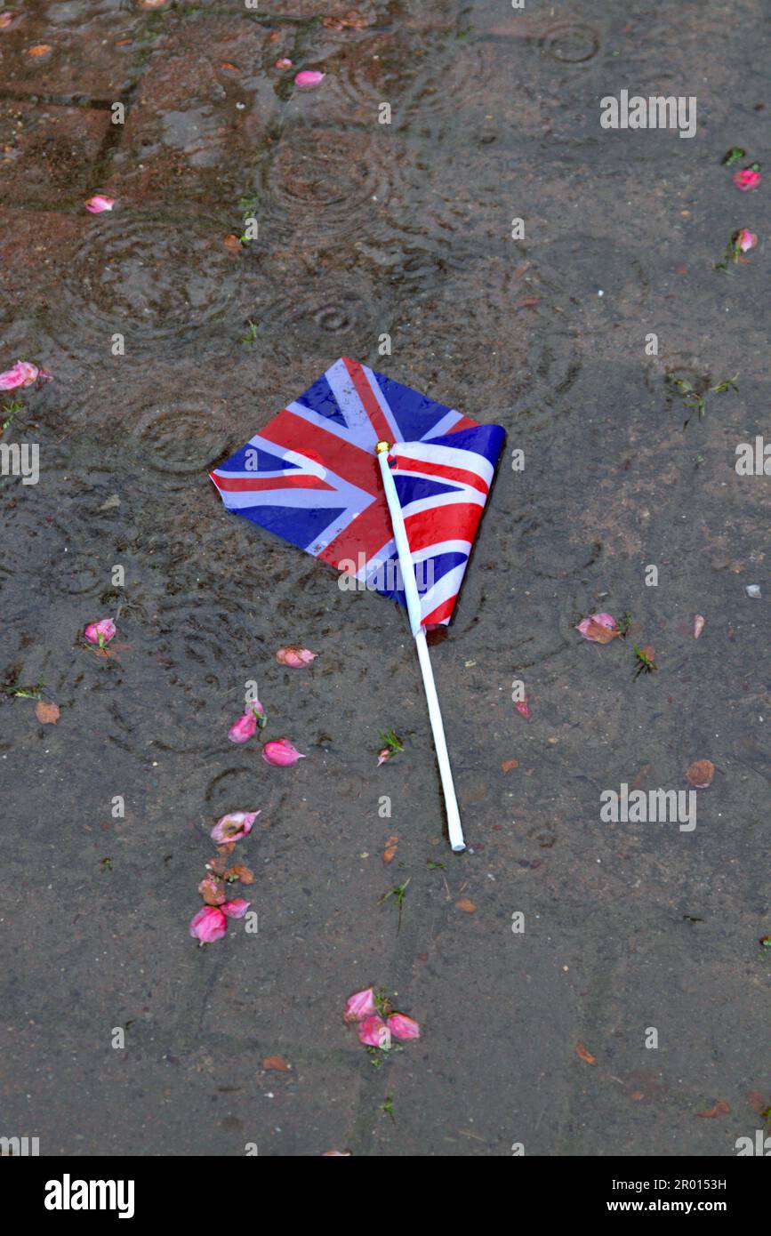 Discarded British flag lying in a puddle Stock Photo - Alamy