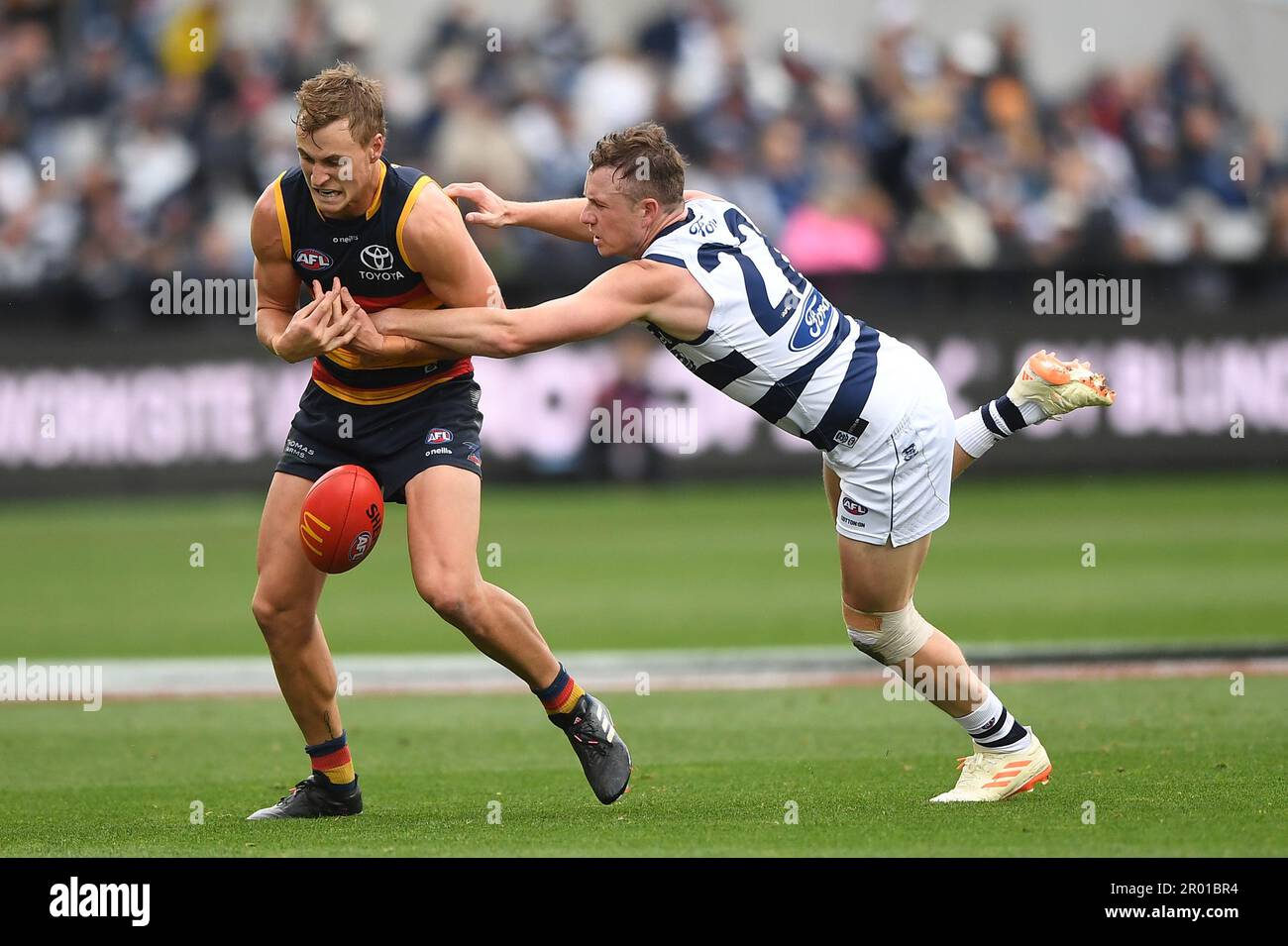 Jordan Dawson of the Crows (left) and Mitch Duncan of the Cats contest ...