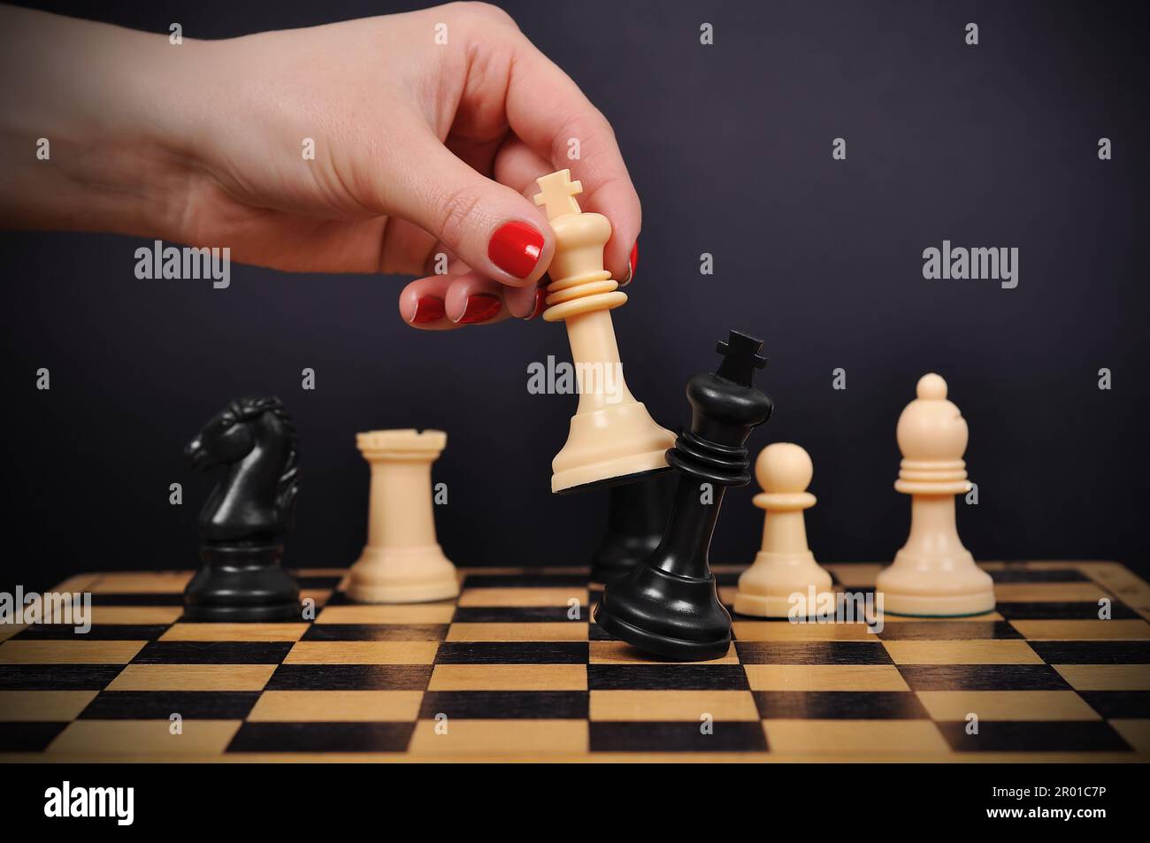 King on chessboard hi-res stock photography and images - Alamy
