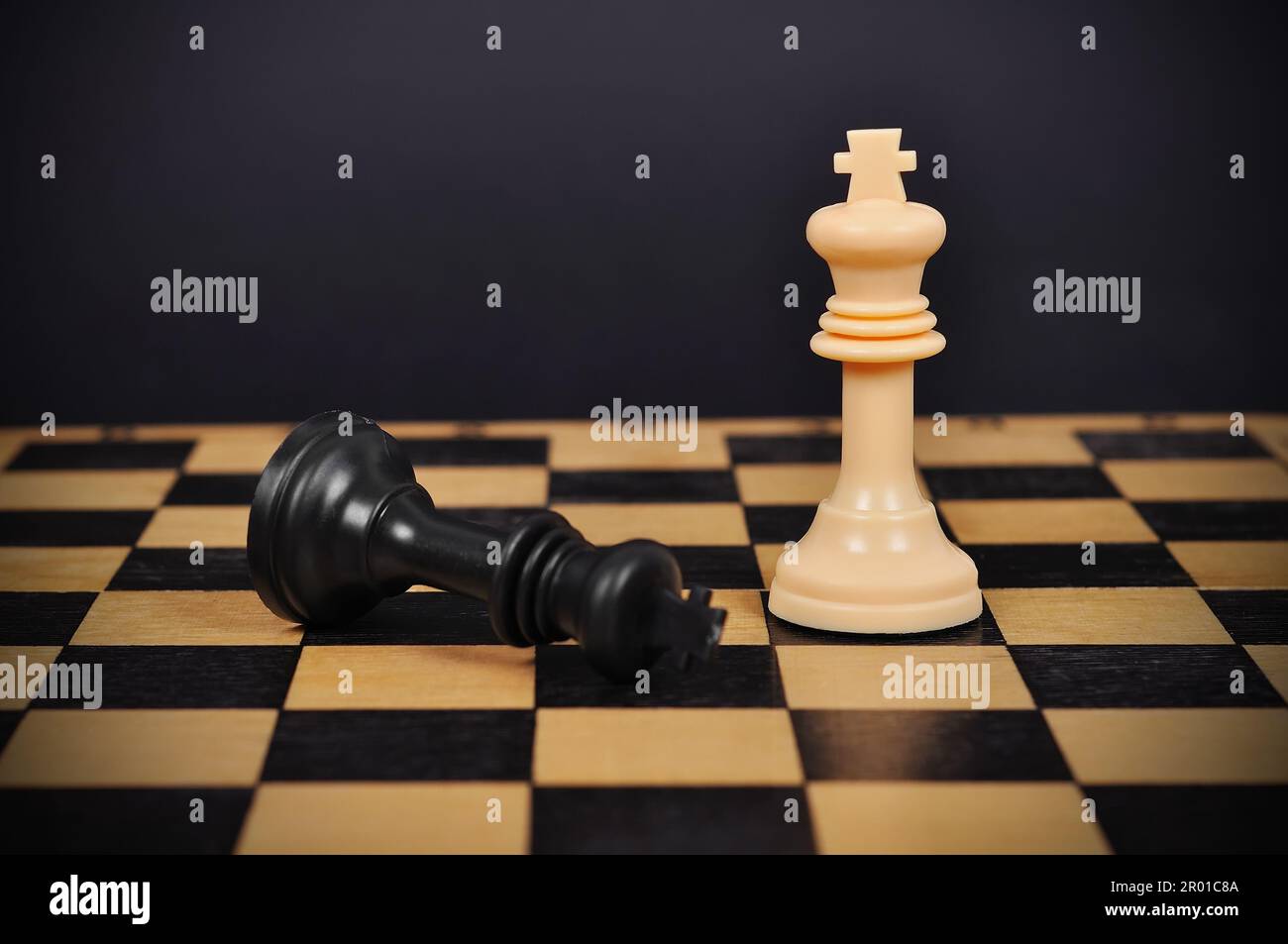 Chess board queen defeated king hi-res stock photography and images - Alamy
