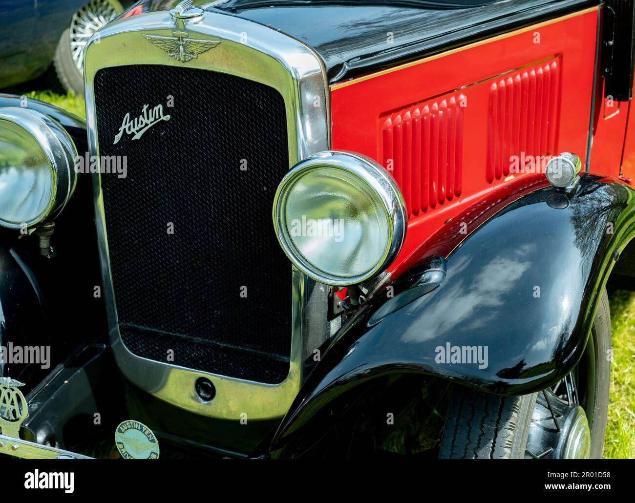 Austin badge on car bonnet hi-res stock photography and images - Alamy