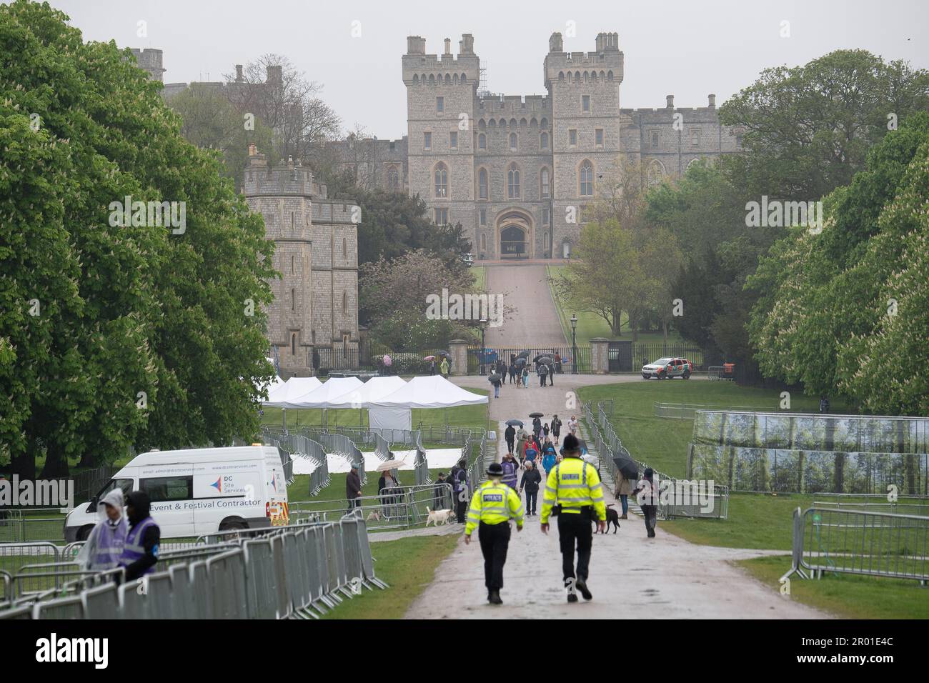 Windsor, Berkshire, UK. 6th May, 2023. Windsorians are arriving on the ...