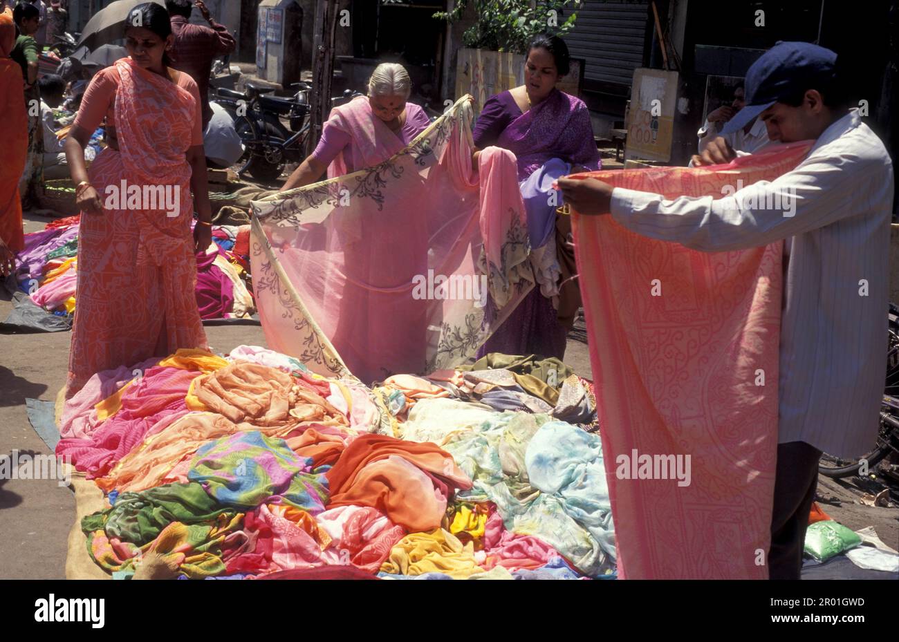 Textile shop in mumbai hi-res stock photography and images - Alamy