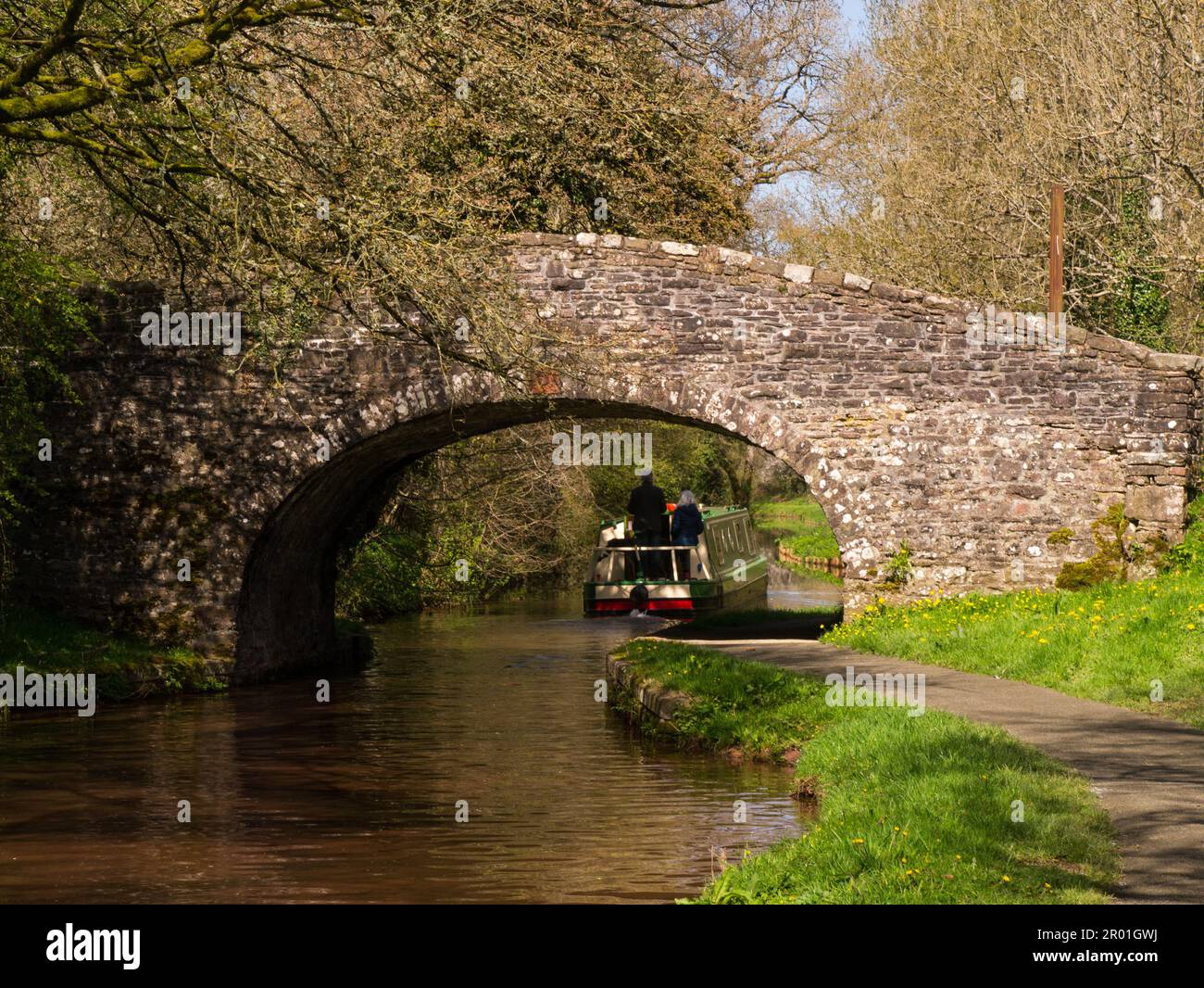 Narrowboat leaving narrow stone bridge hi-res stock photography and ...