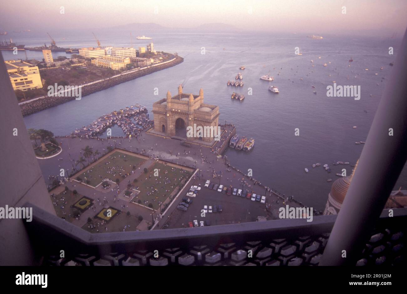 the architecture of the arch India Gate or Gateway of India in Colaba ...