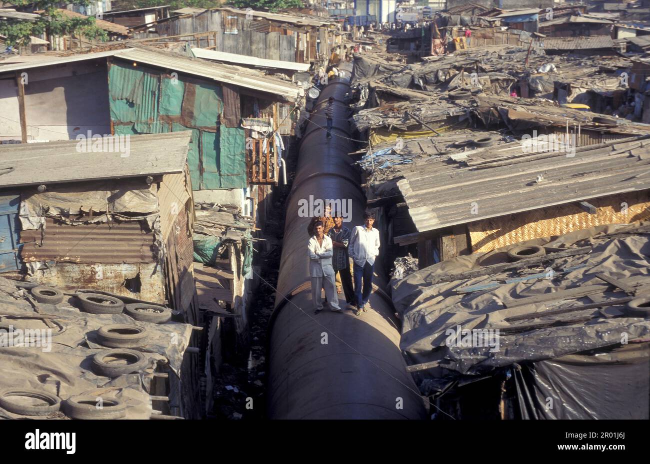 Pipeline slum mumbai india hi-res stock photography and images - Alamy