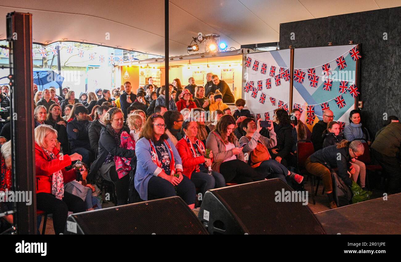 Brighton coronation crowd hi-res stock photography and images - Alamy