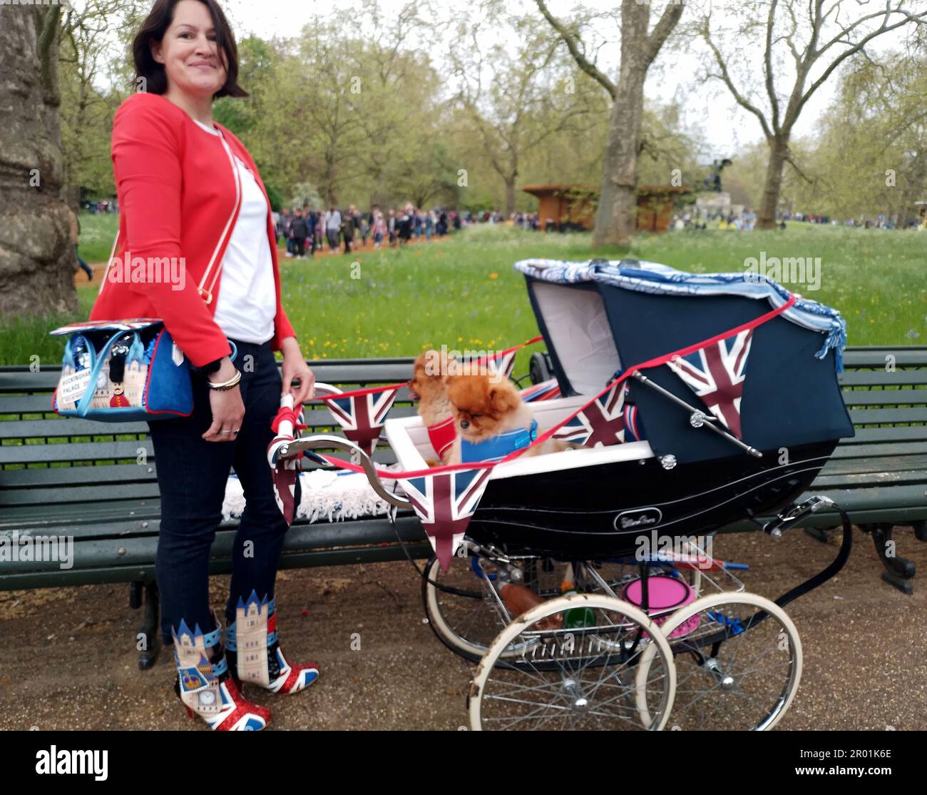Heidi Porter, 46, with her Pomeranian dogs Peanut and Coco in Hyde Park ...