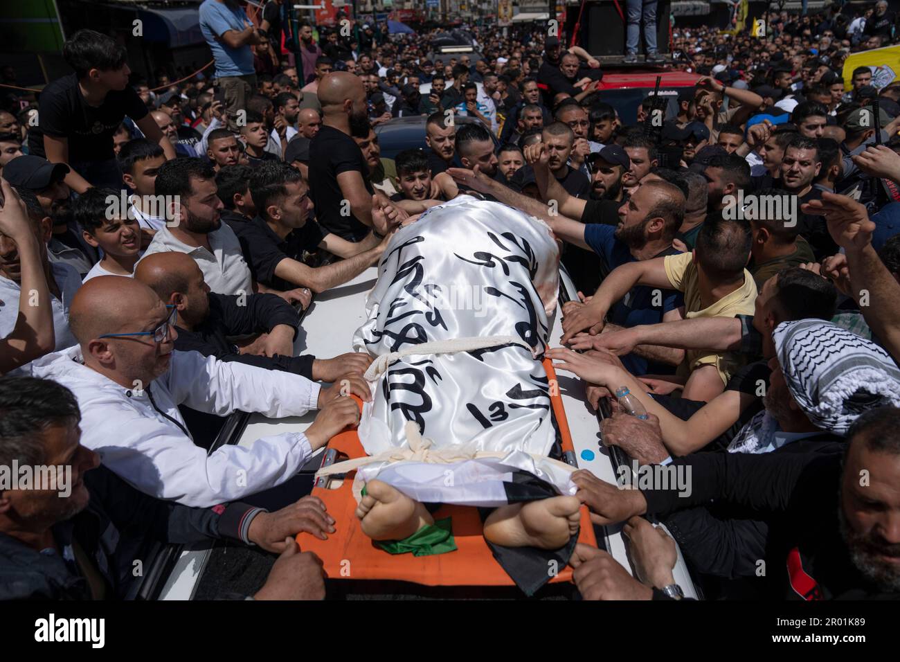 Mourners take the last look at the body of Palestinian Odai Sami during ...