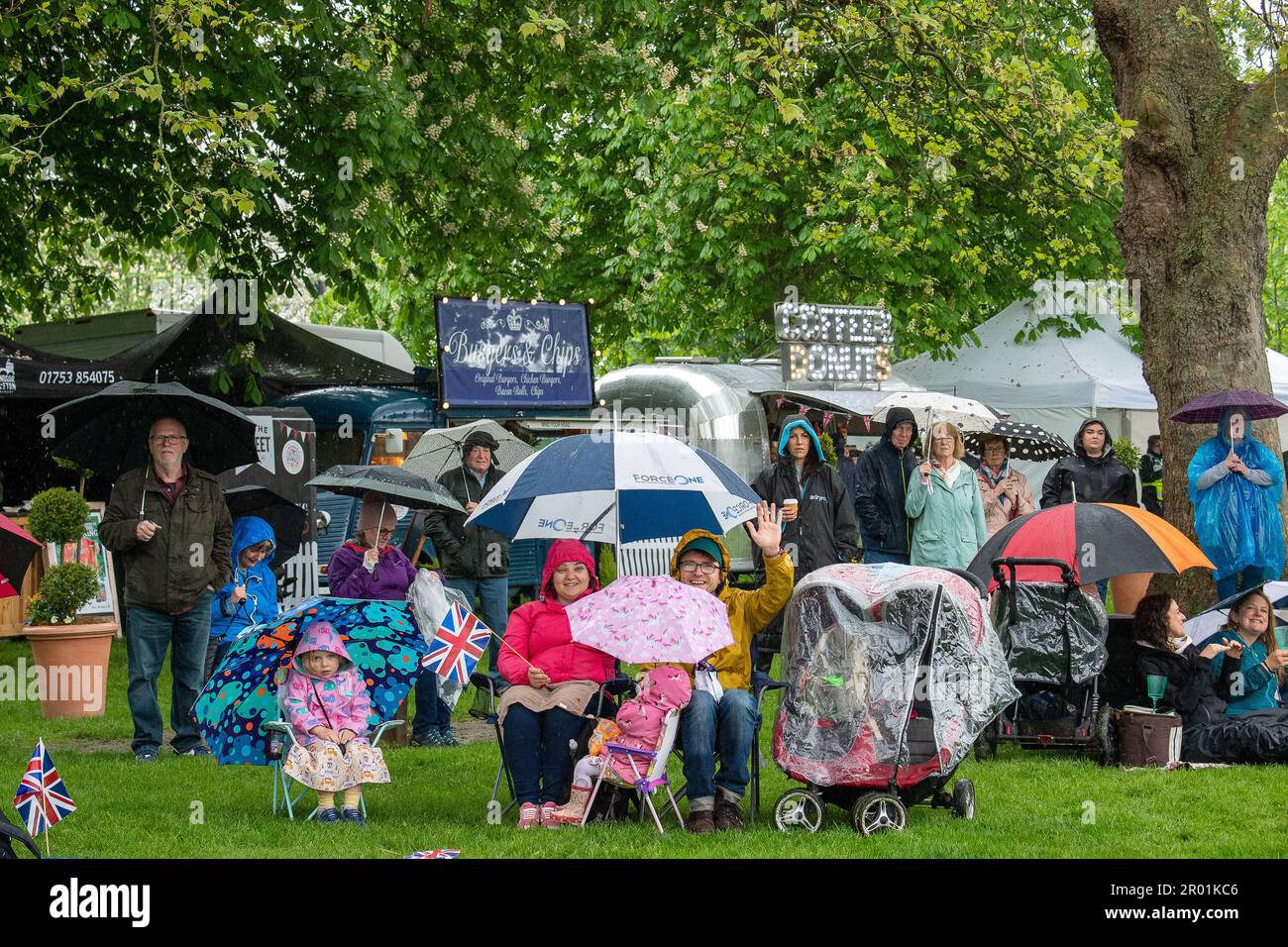 Windsor, Berkshire, UK. 6th May, 2023. Residents in Windsor watching ...