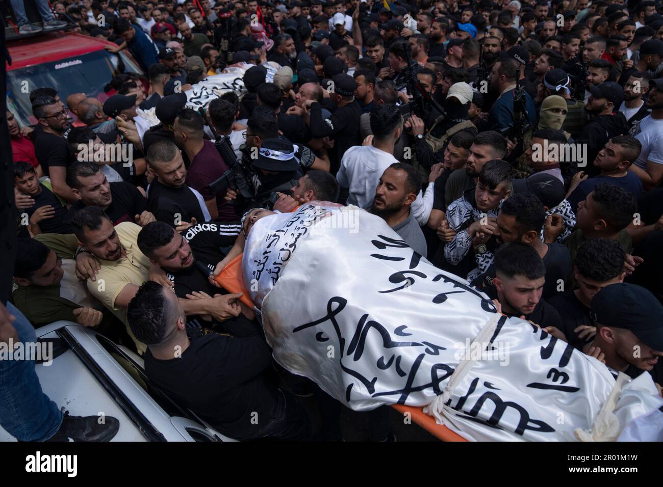 Mourners carry the bodies of Palestinians Jihad Sami, rear and Odai ...