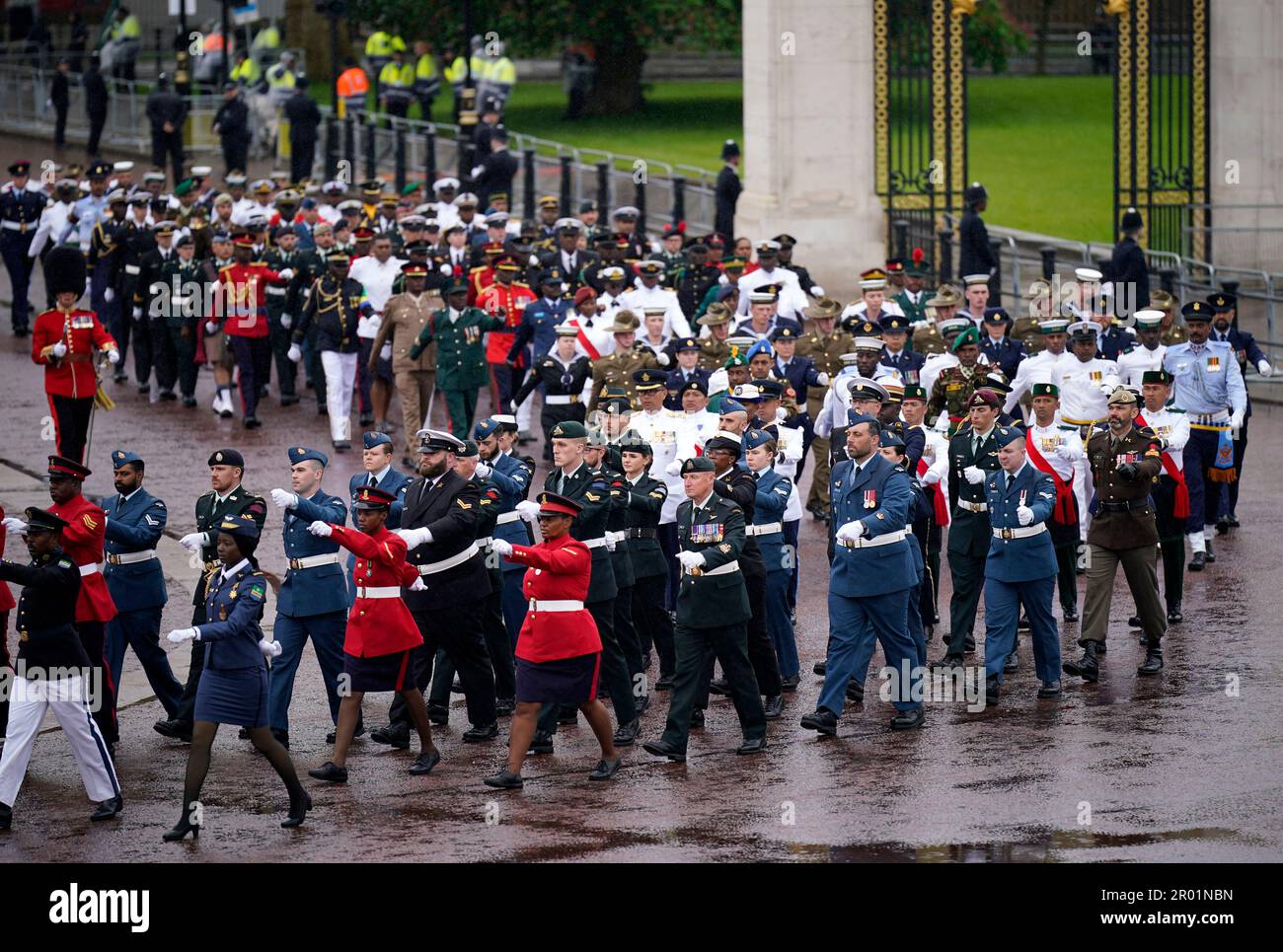 Members of the military from Commonwealth realms march along The Mall ...