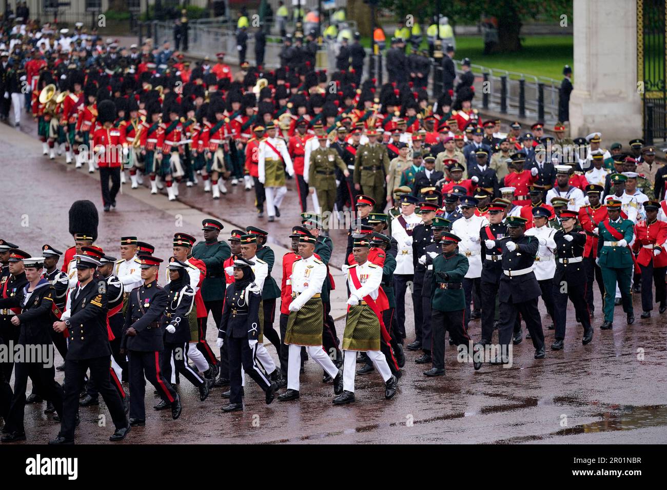 Members of the military from Commonwealth realms march along The Mall ...